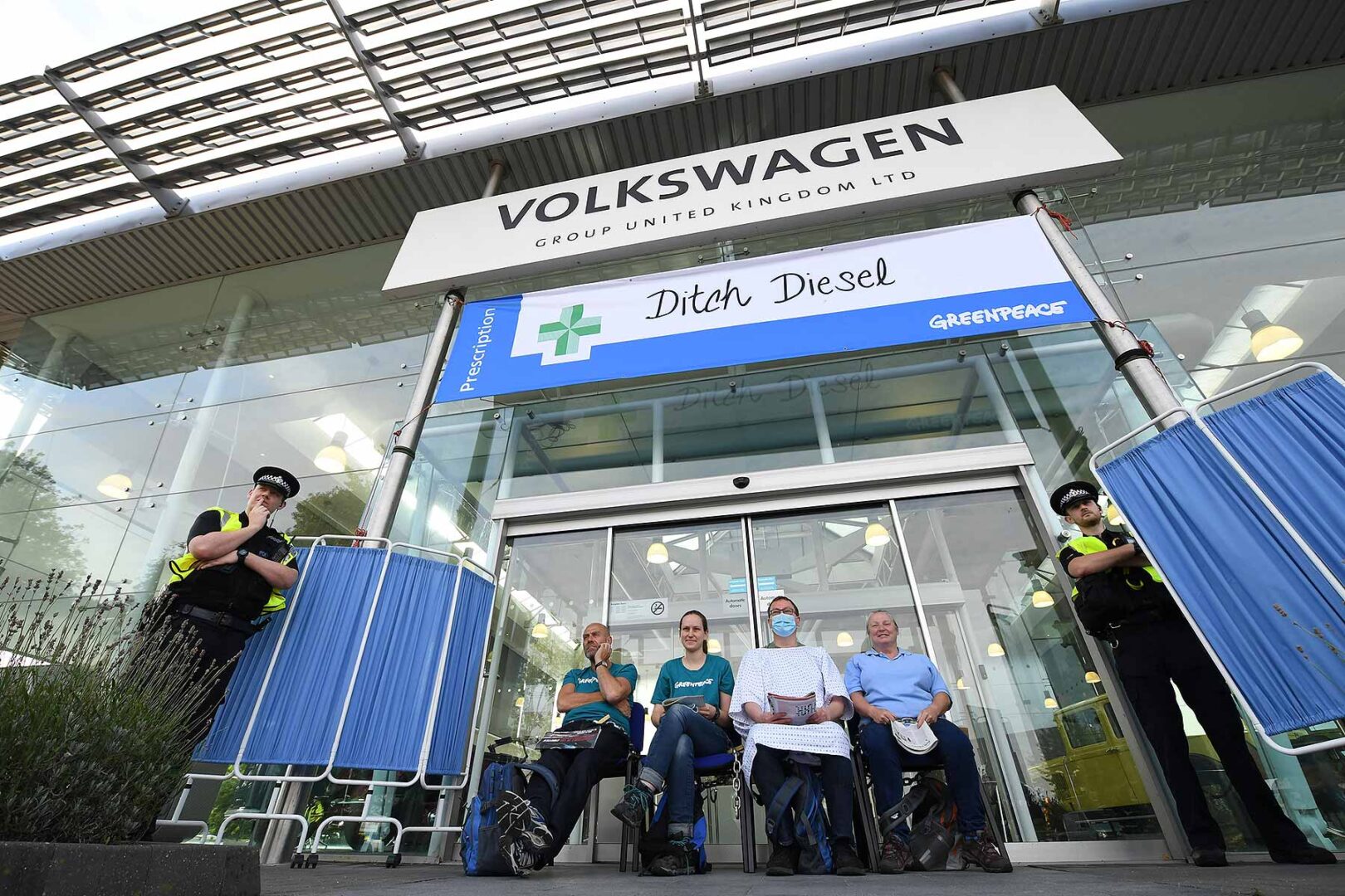 Greenpeace ‘shuts down’ Volkswagen UK HQ with anti-diesel protest ...